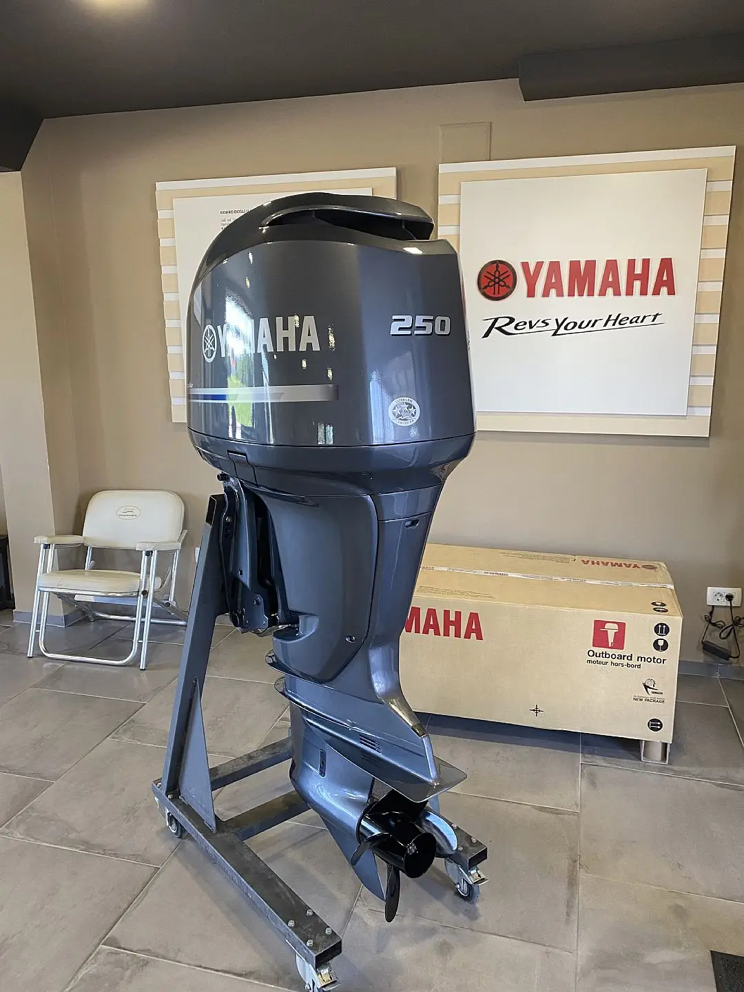 2010-YamahaS-250hp-4-Stroke-25-Shaft-Outboard-Motor.jpg