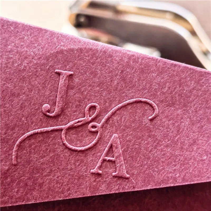 Sello-personalizado-en-relieve-con-monograma-para-boda-2-iniciales ...