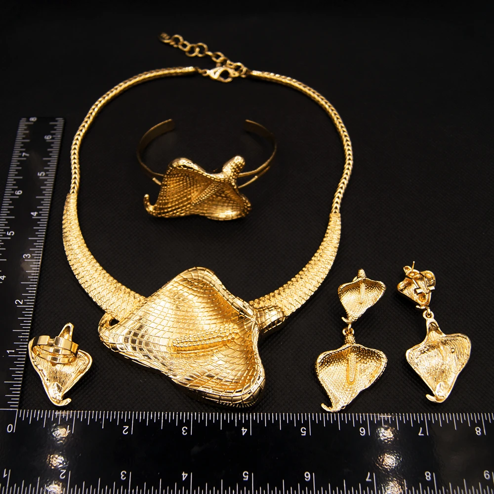Simple Gold Jewelry Set Design