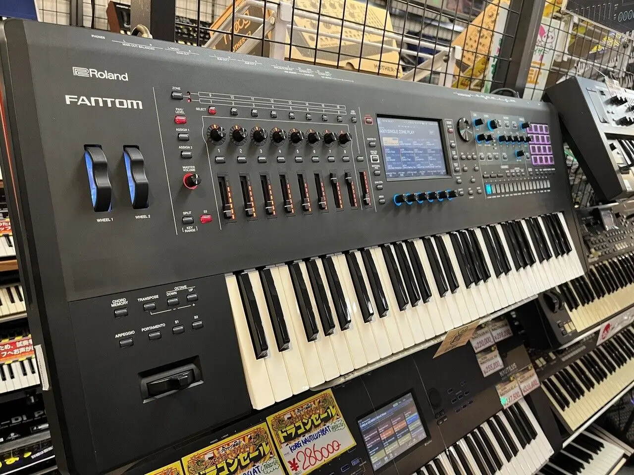 New-Roland-FANTOM-6-Keyboard-Synthesizer.jpg