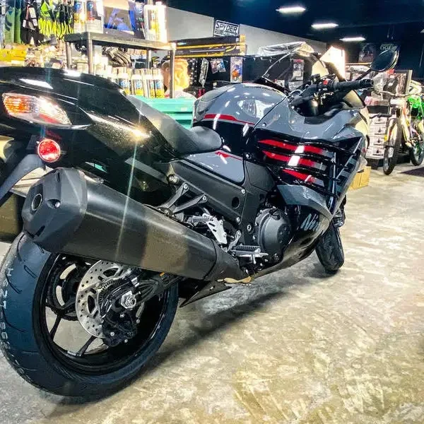 2022 Zx14r White