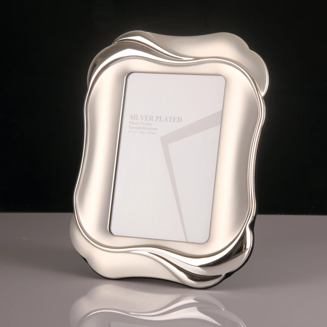 Modern-Silver-Plated-Metal-Photo-Frame-with-European-Flair.jpg