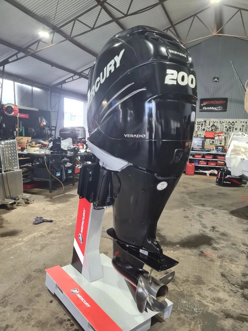 Mercury-Motor-fueraborda-de-4-tiempos-200hp-Verado-con-direcci-n-asistida-y-aparejo.jpg