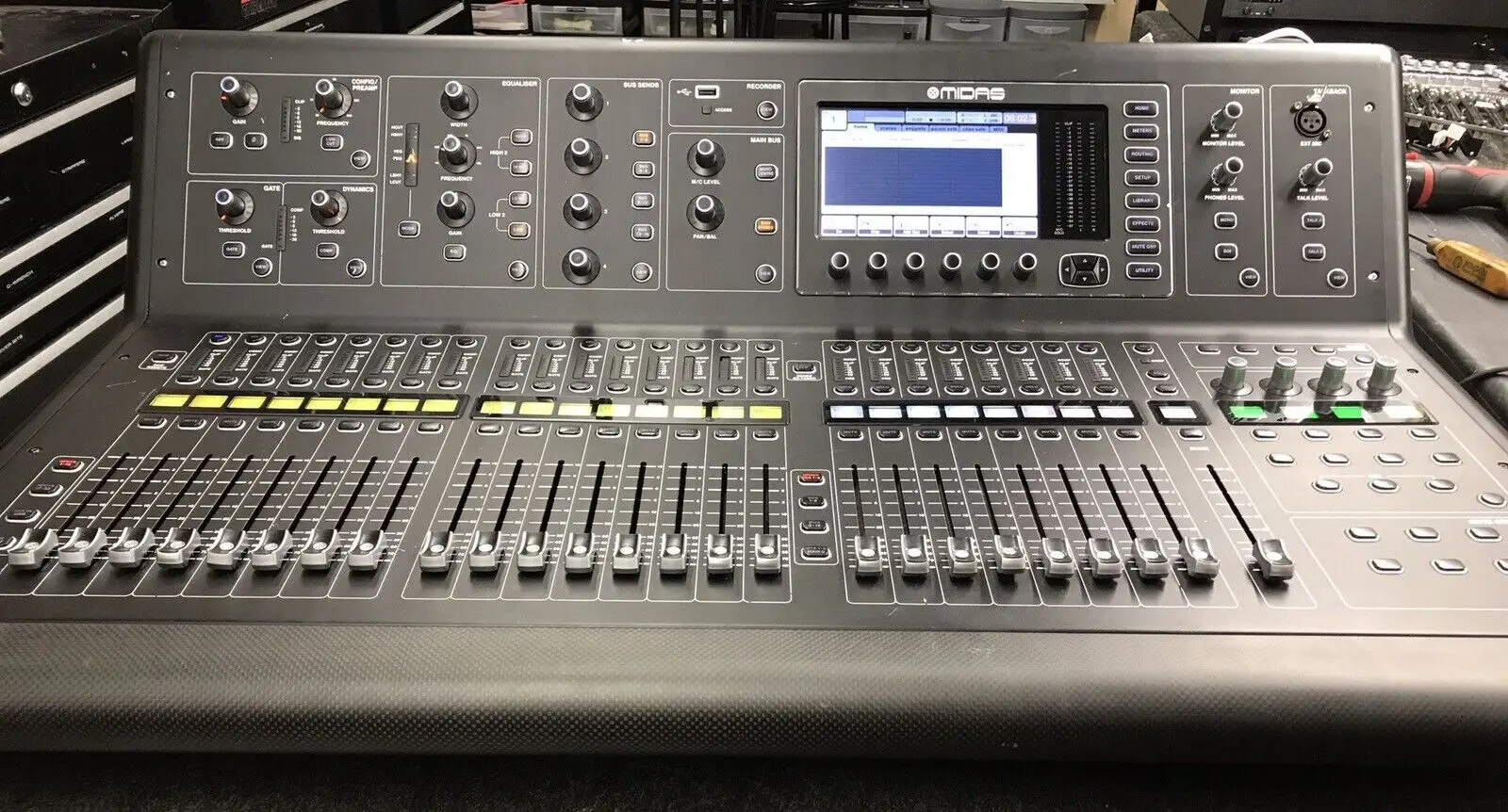 Midas-Digital-Console-Live-e-Studio-M32-40-canais-de-entrada.jpg