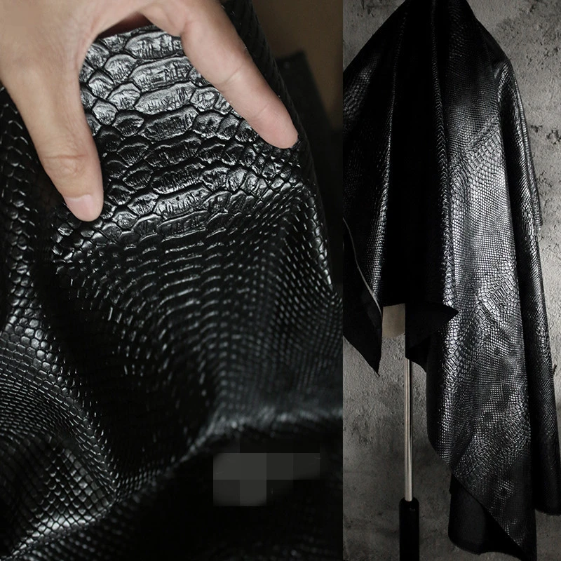 Tela de cuero con patrón de serpiente de mamba negra, superficie lisa ...