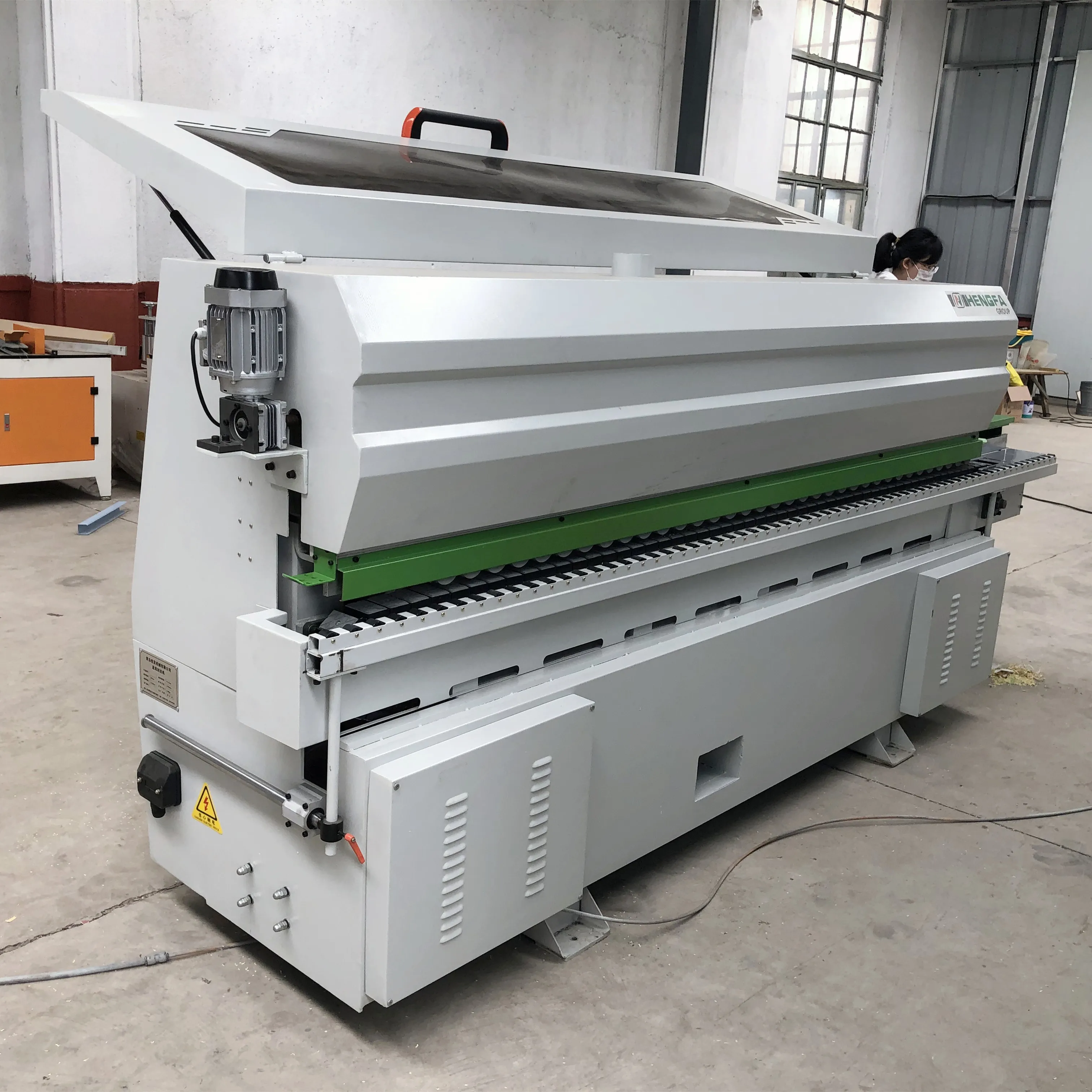 Plaqueuse-automatique-de-chants-haute-efficacit-pour-panneaux-Mdf ...