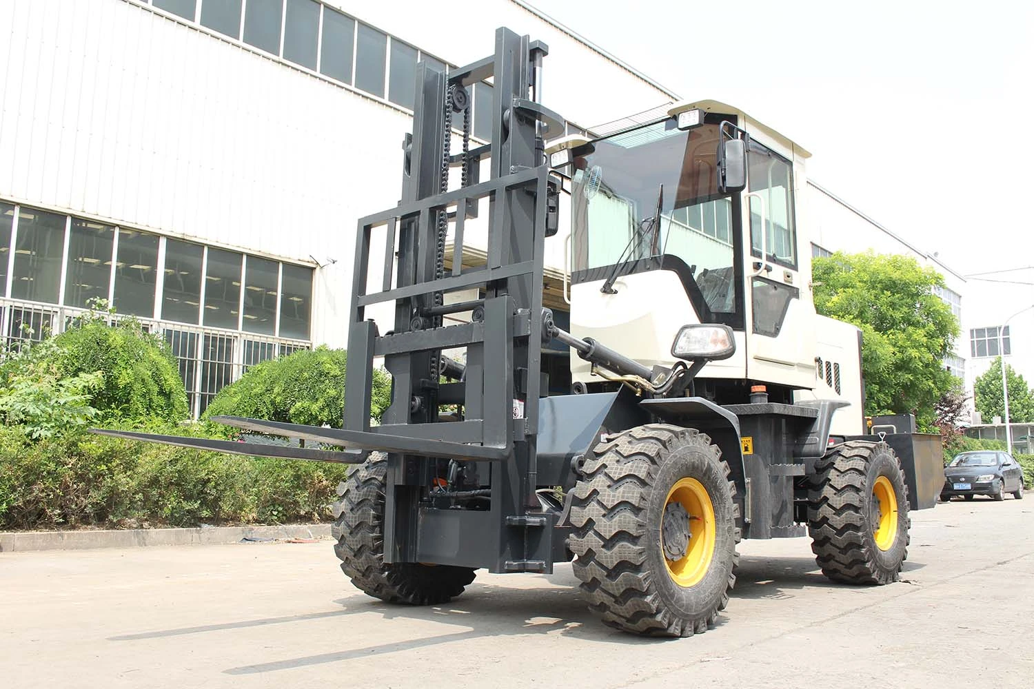 Industrial Machinery & Equipment: Rough Terrain Forklift