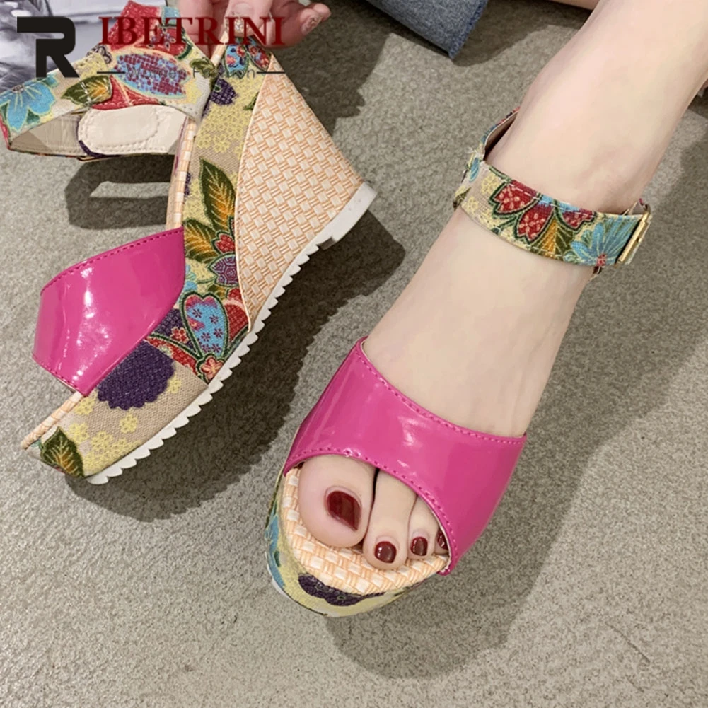 핑크 숙 녀 발가락 꽃 인쇄 샌들 여자 플랫폼 웨지 여자 패션 버클 스트랩 크기 40 높은 뒤꿈치 여름 2021 새로운 신발