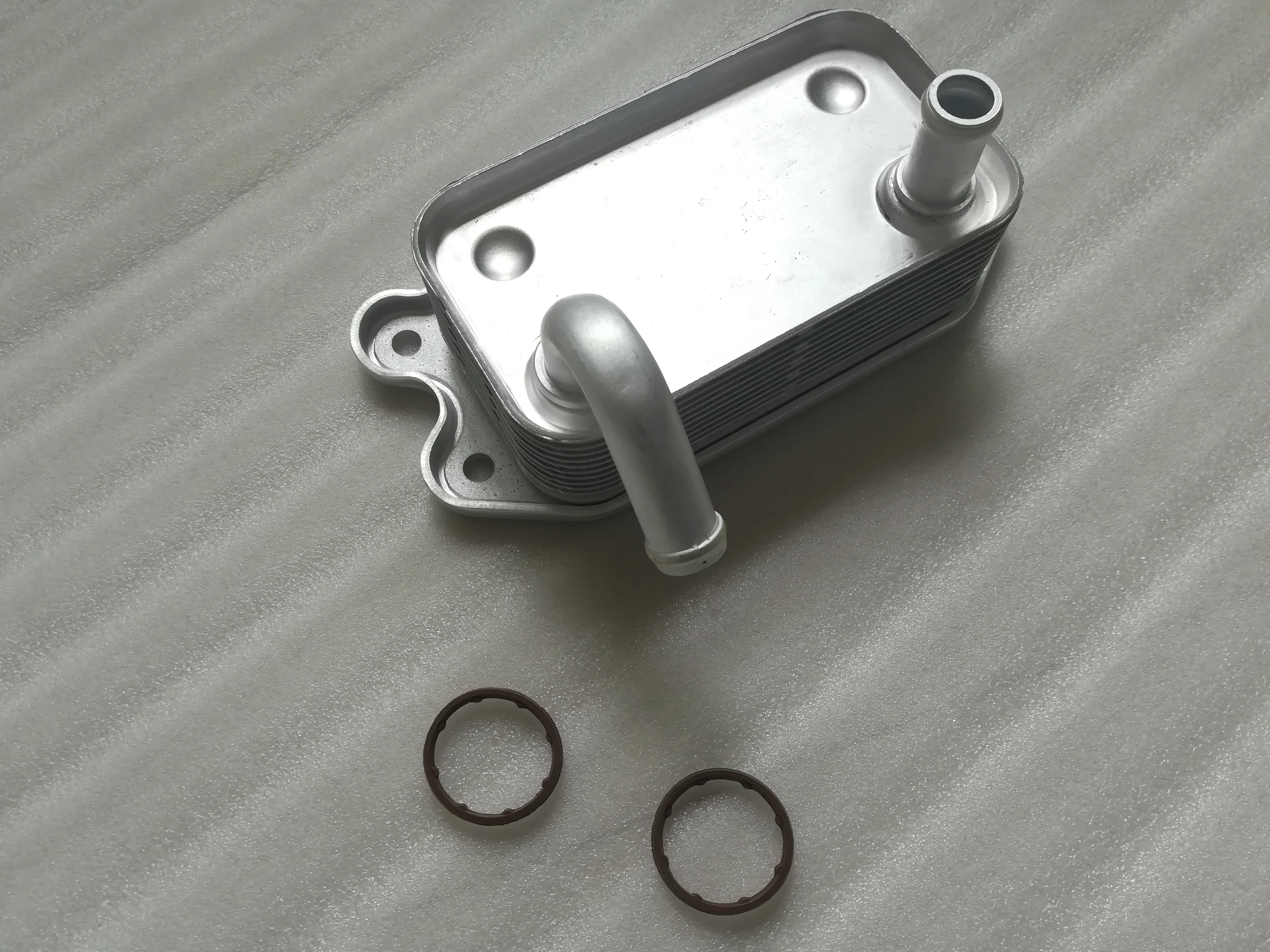 O 링이있는 엔진 오일 쿨러 31201910 9497225 8653372 8677974 Volvo C70, S60, S70 ...