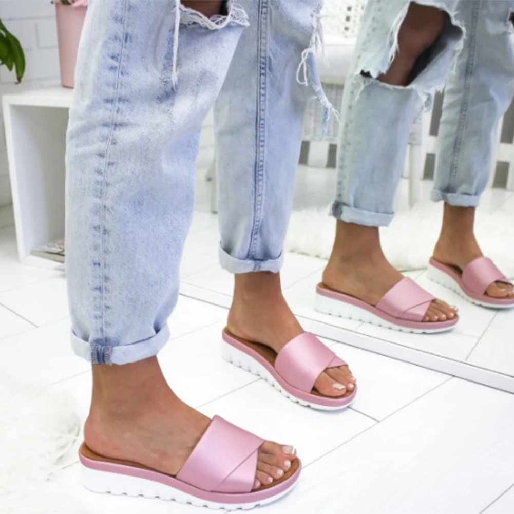 Повседневные летние пляжные женские шлепанцы с открытым носком на среднем каблуке Нескользящие