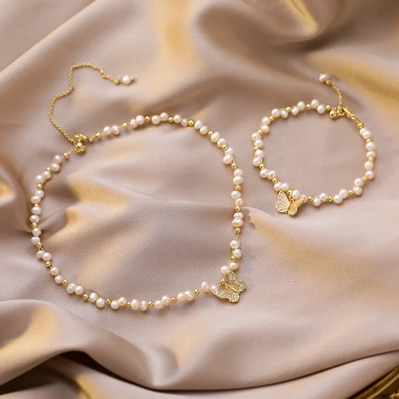 Joyería elegante, gargantilla de perlas barrocas, amuleto de mariposa ...