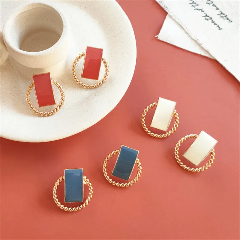 라운드 할로우 오일 트위스트 메탈 골드 스터드 귀걸이 여성을 위한 고급 화이트 블루 기하학 소녀 파티 선물 쥬얼리 도매단추