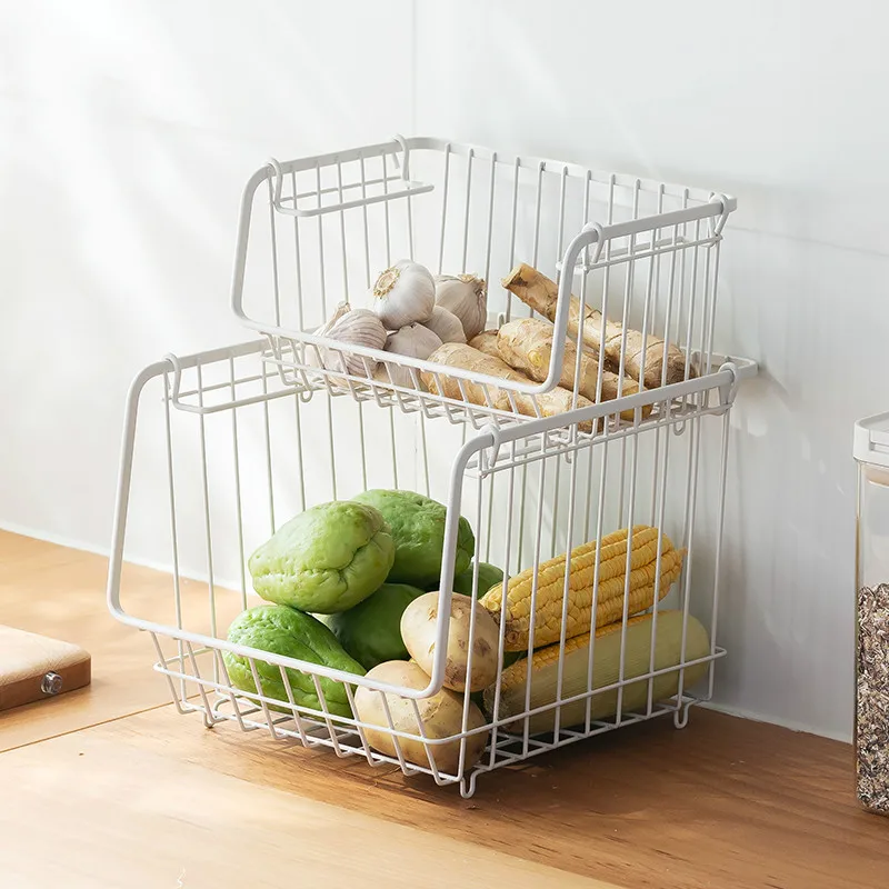 Cesto de condimentos domésticos, vegetais e frutas, artigos diversos ...