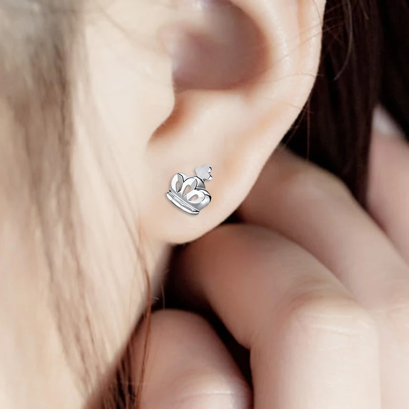 Блестящие серьги-гвоздики с крестиком в виде короны из платины белого ...