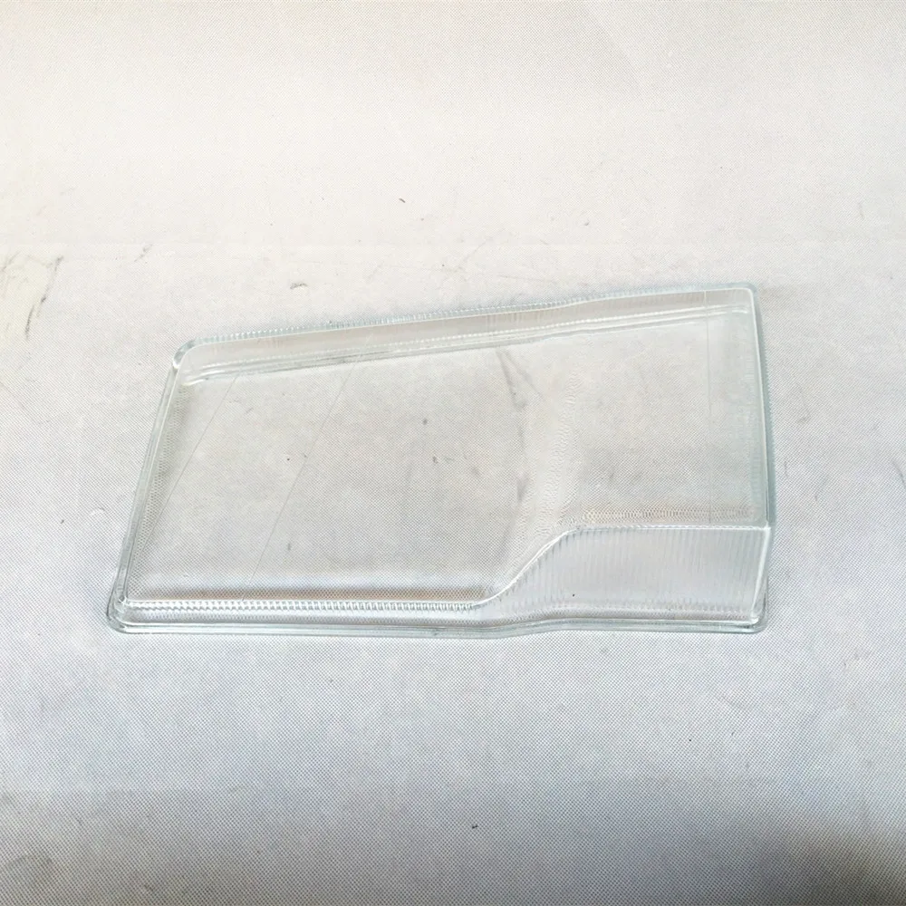 20710525-20379429-lente-principal-do-farol-do-caminh-o-de-vidro-da-l ...