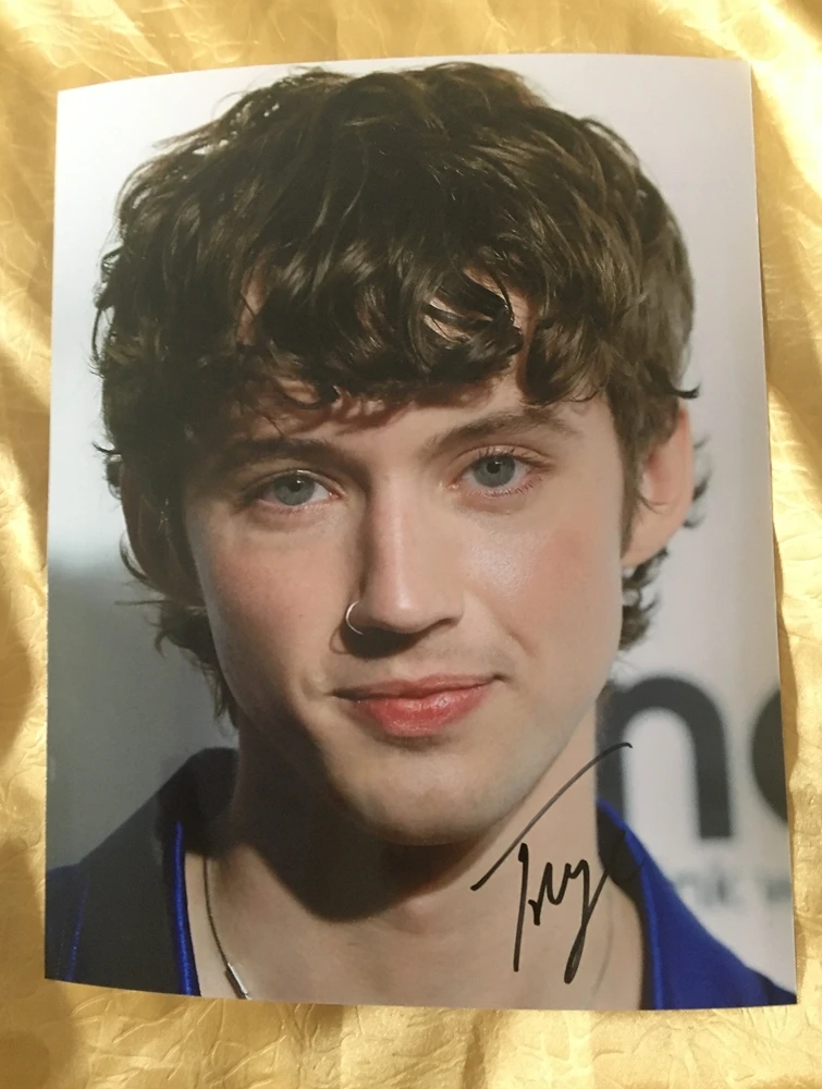 Troye Sivan Signature