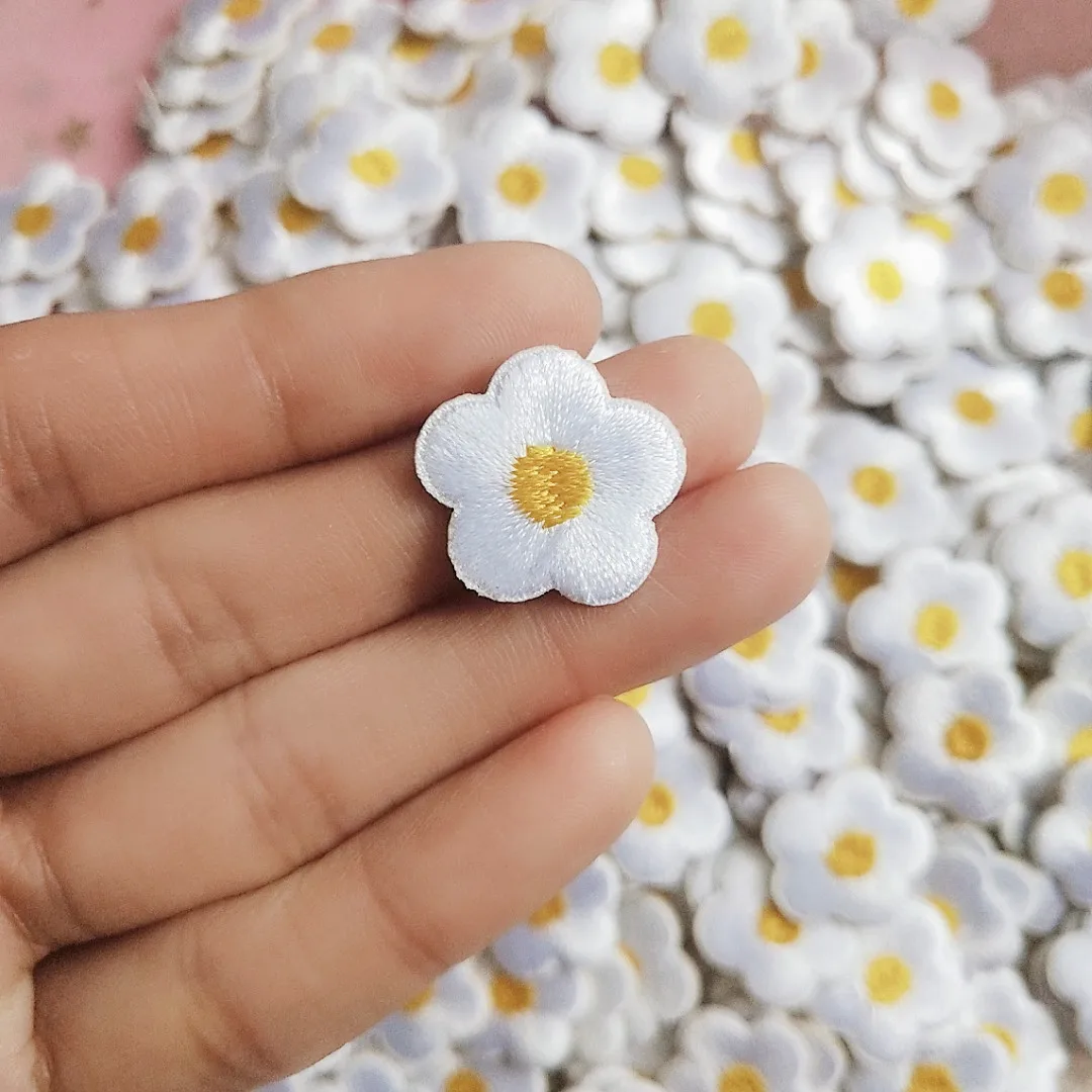 자체 접착 패션 작은 흰색 꽃 자수 패치 의류 다리미 의류 가방 커튼 줄무늬 아플리케 Diy 10 개패치