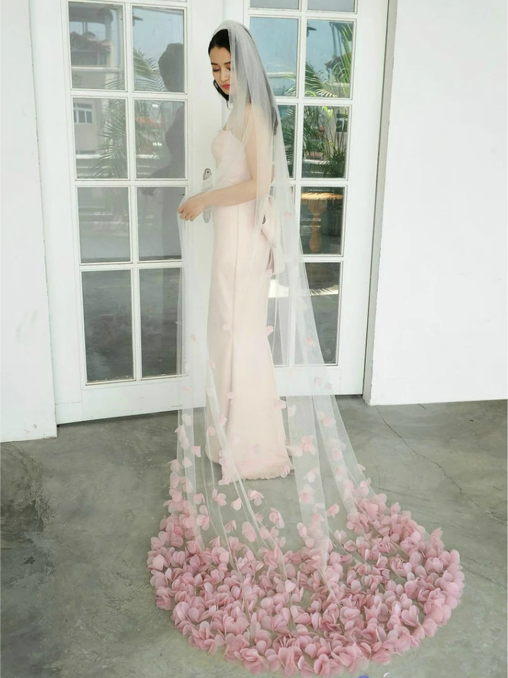Blush pink wedding veil | Beachweddingtips.com