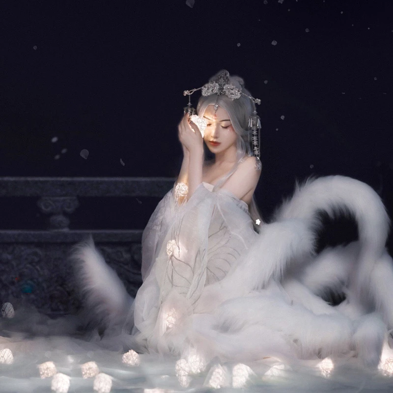 White Nine Tailed Fox Cosplay