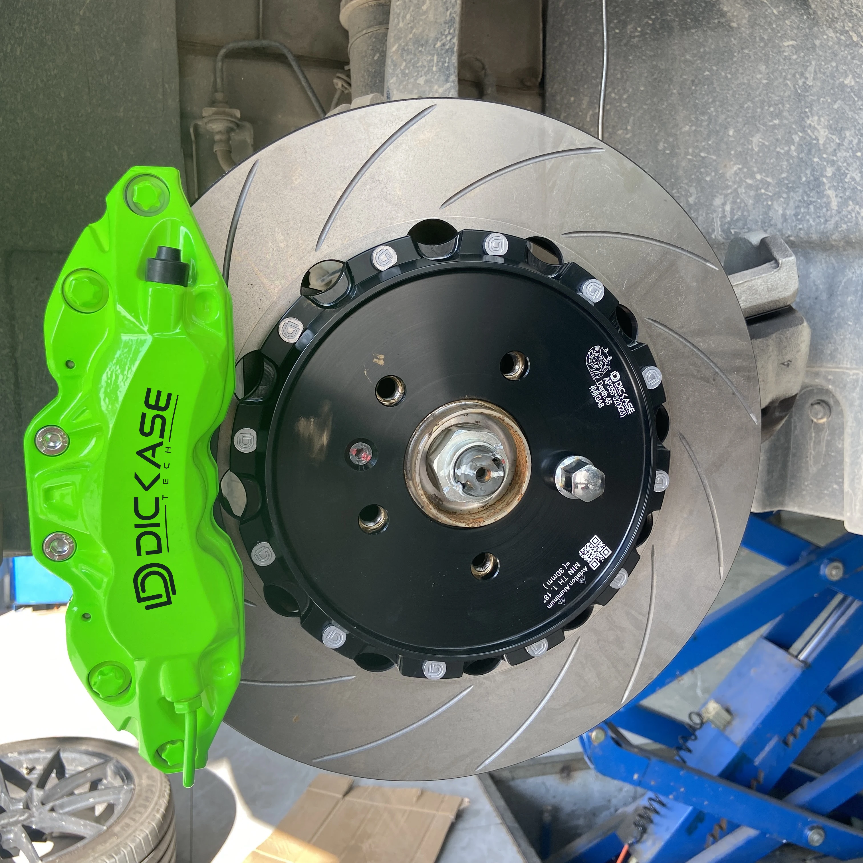 Strong-braking-performance-six-piston-brake-caliper-with-ceramics-pads ...
