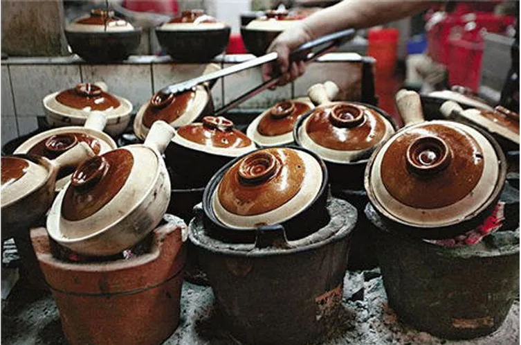 Chinese style traditional old-fashioned earthen cooking casserole Hong ...