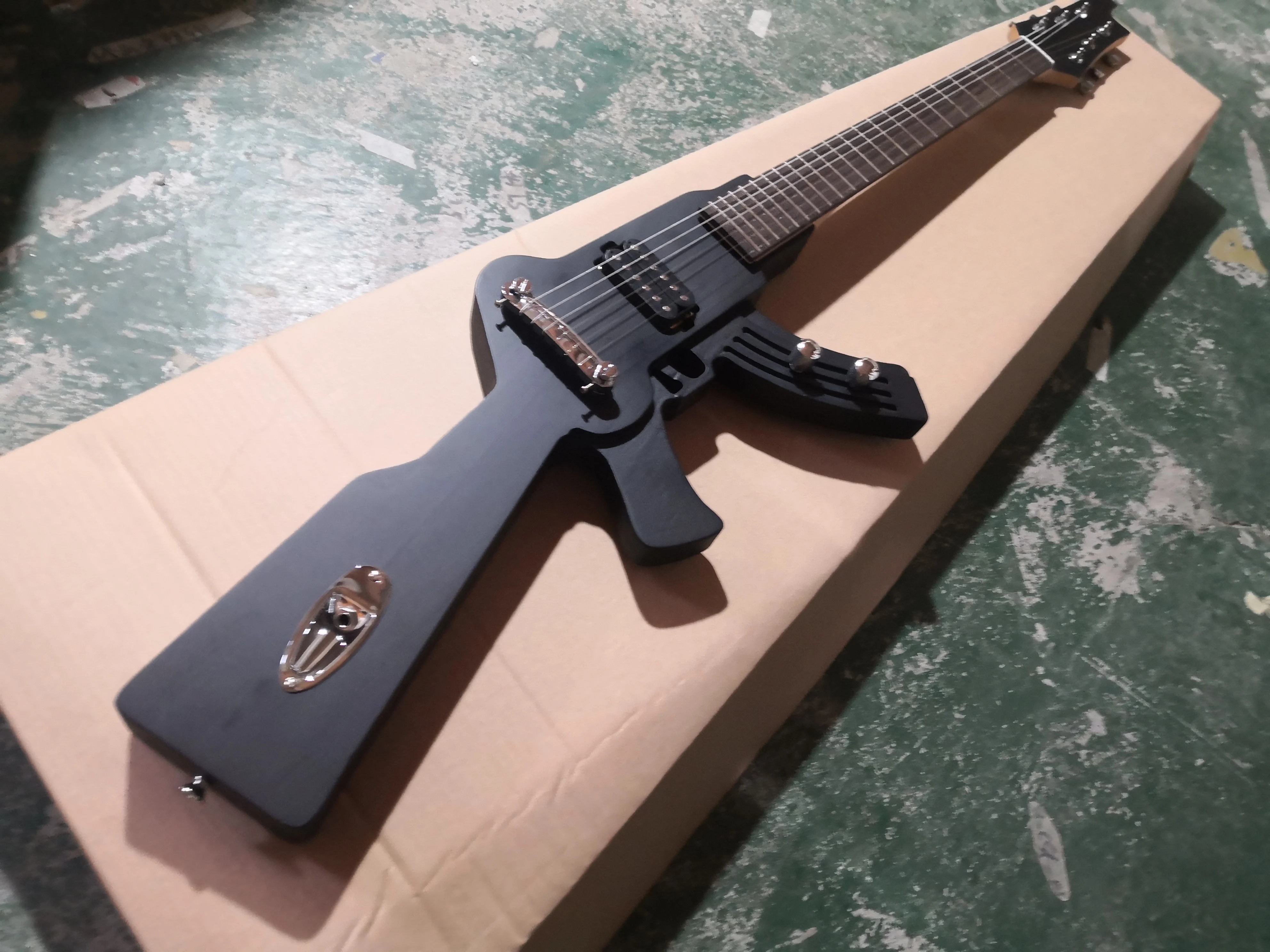 Guitarra-de-pistola-personalizada-de-6-cuerdas-guitarra-negra-de-metal ...