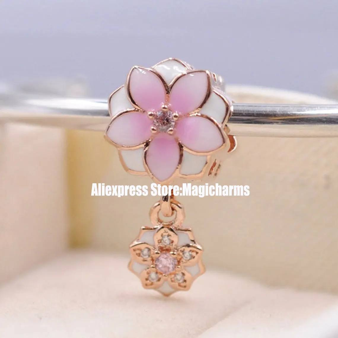 Colgante de Magnolia en oro rosa con esmalte rosa y cuentas de circonia cúbica para todas las ...