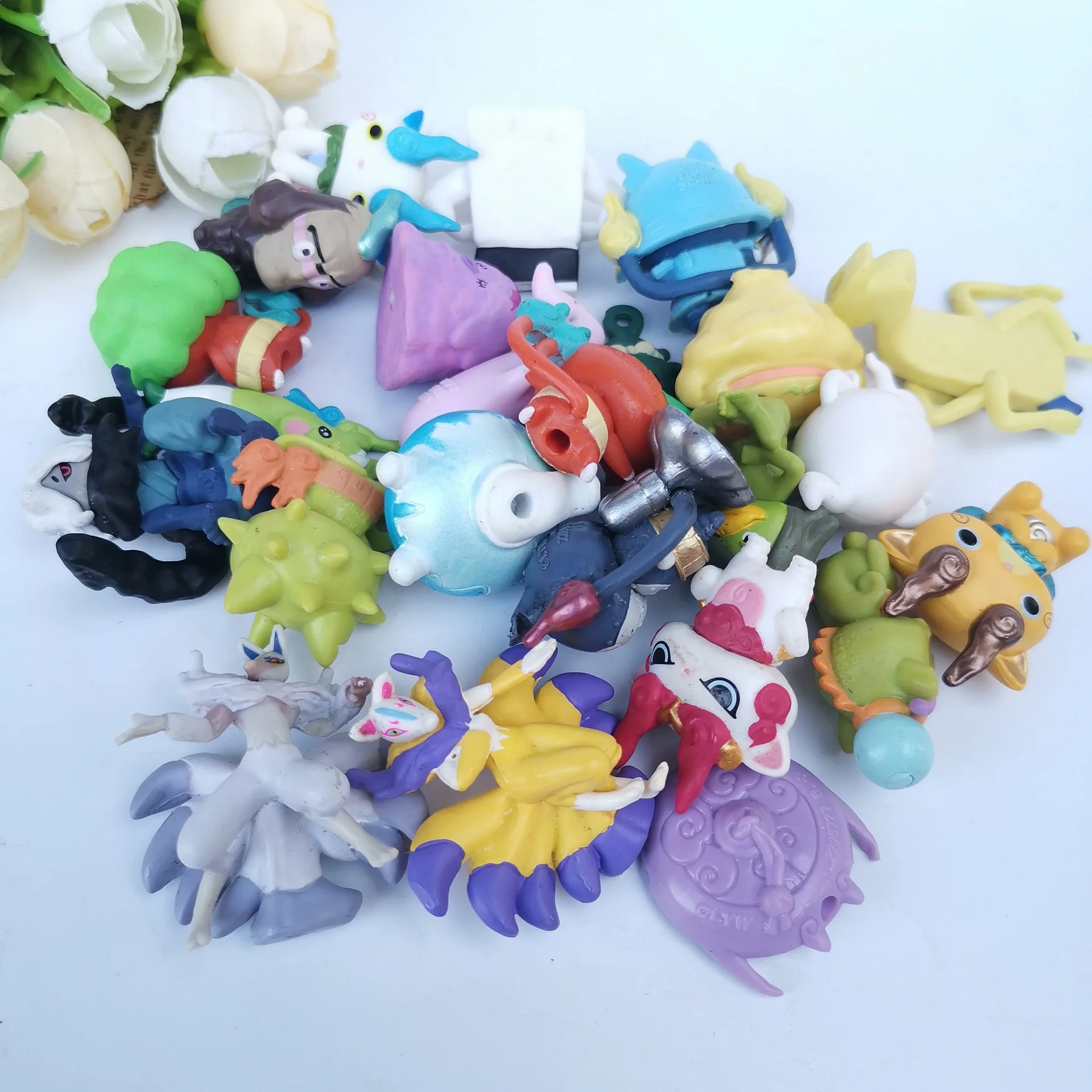 Skyleshine 100pcs/lot Japanese Cartoon Yokai Watch Ultraman Man Action Figure Kids Toy Mini ...