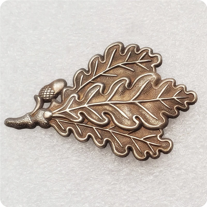 WW2-GERMAN-ARMY-SNIPER-OAK-LEAF-METAL-CAP-BADGE.jpg