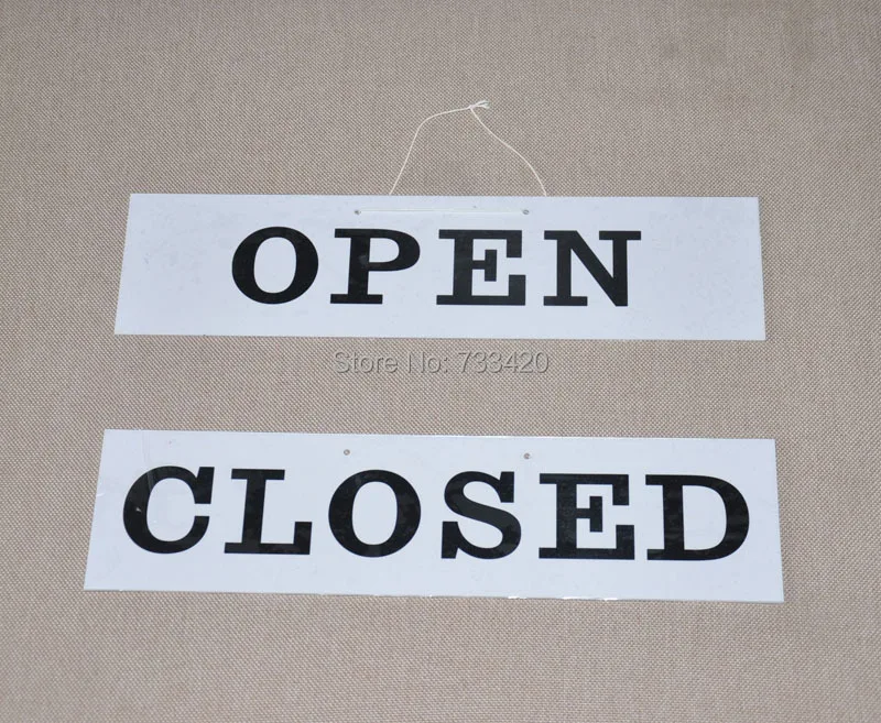 Sinais de segurança, placas abertas e fechadas, indicador de horário da ...