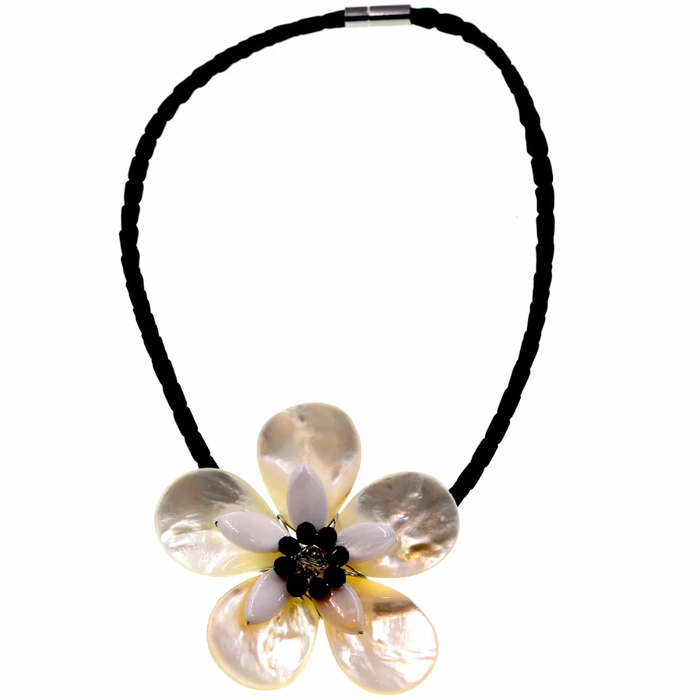 2017 Nuevo diseño de cristal negro con mopa blanca collar de flores de ...