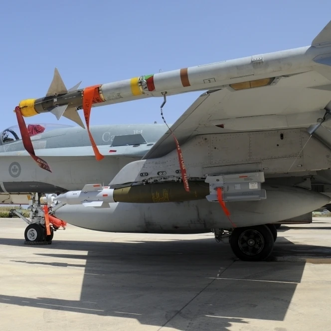 AIM 9L misiles Sidewinder y GBU 12 Bomba Guiada por láser cargado en un CF 18 Hornet Poster ...