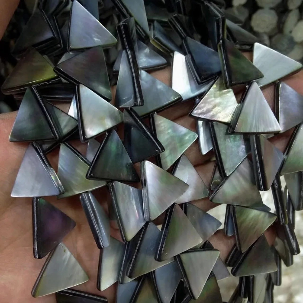 Wholesale-15mm-18mm-Black-Seashell-Mother-of-Pearl-Triangle-Beads.jpg