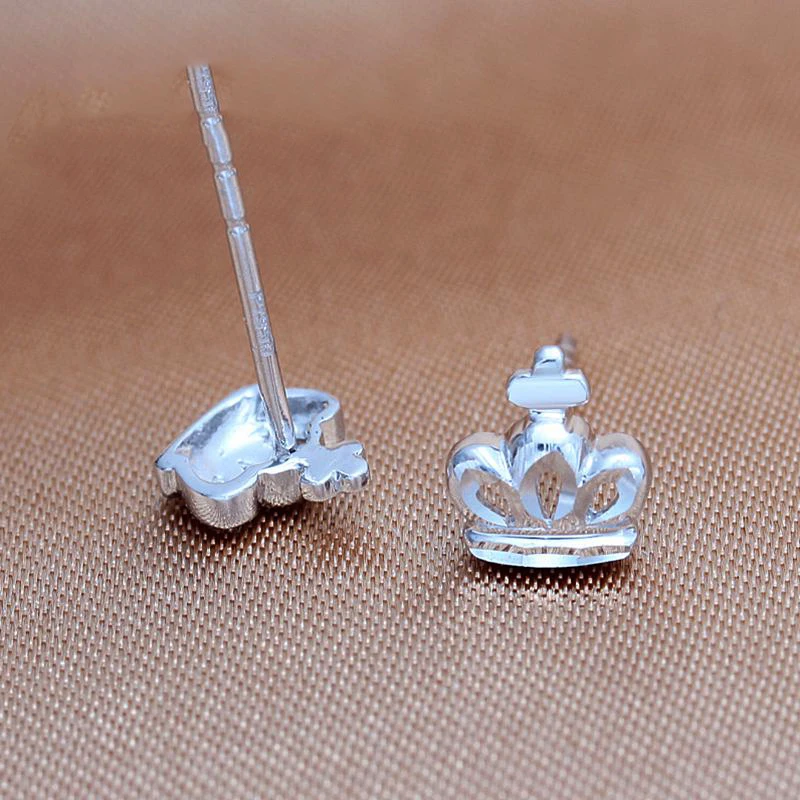 Блестящие серьги-гвоздики с крестиком в виде короны из платины белого ...