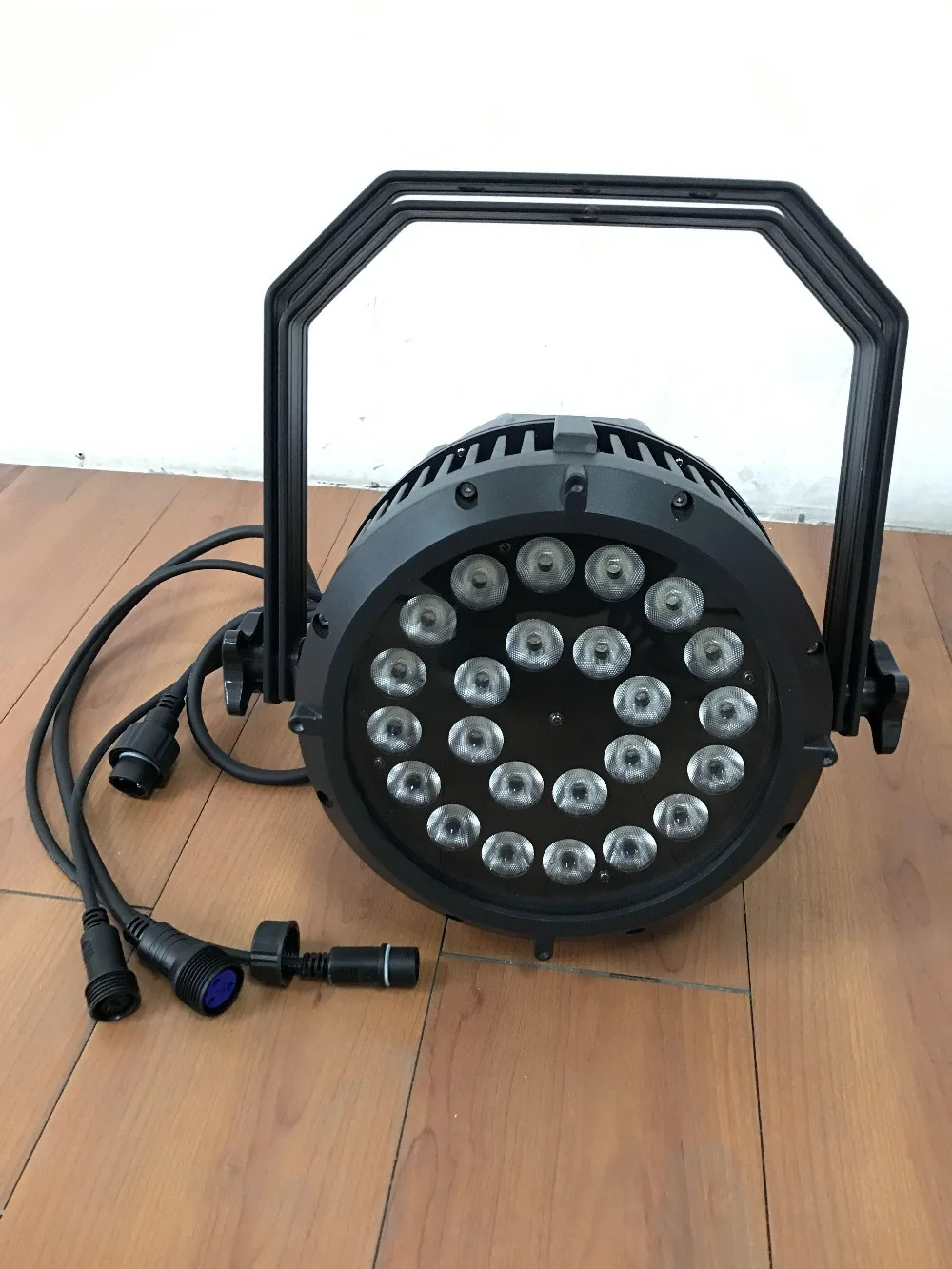 IP65 Outdoor LED light 18pcs*10W RGBW 4 IN 1 waterproof LED par can ...