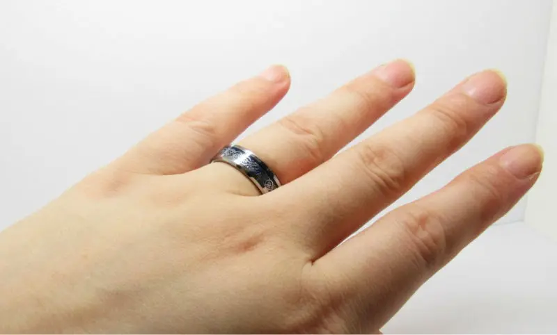 5: 6mm Mens Wedding Band On Finger