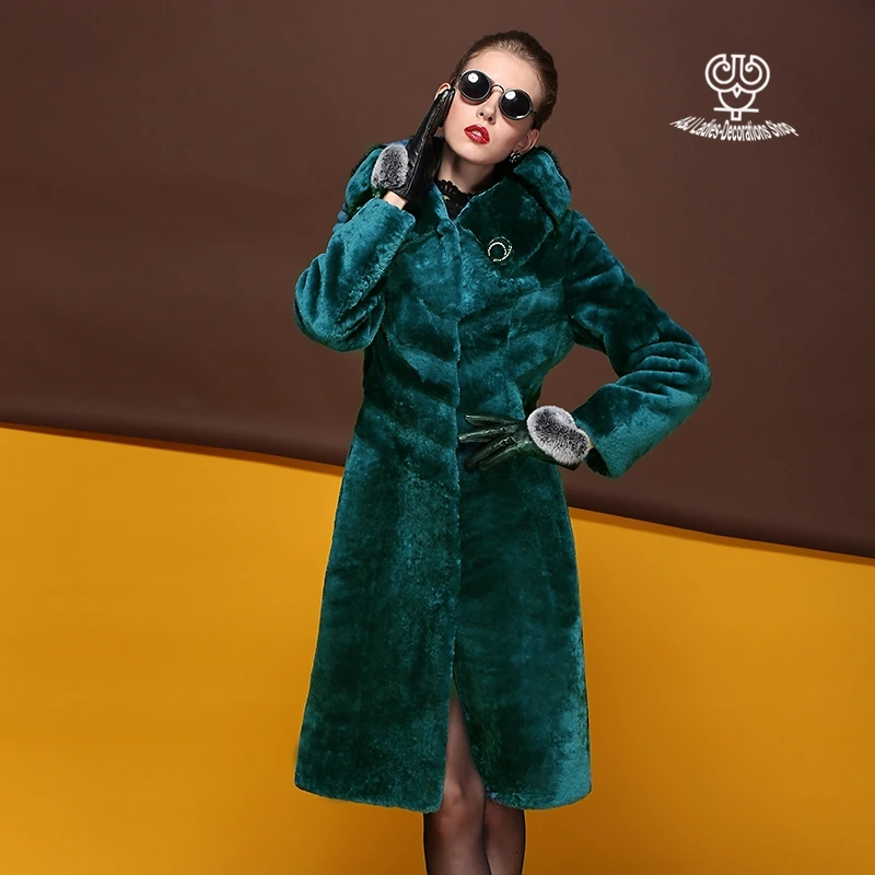 Mujeres del estilo ruso abrigo de piel con capucha de piel de oveja ...