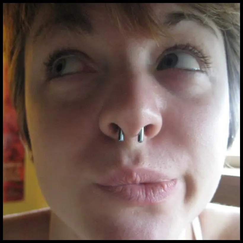 Vertical Labret Retainer