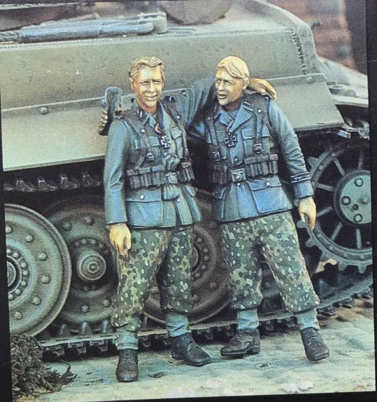 1/35 Scale German Soldiers embrace 2 People Miniatures World War II ...