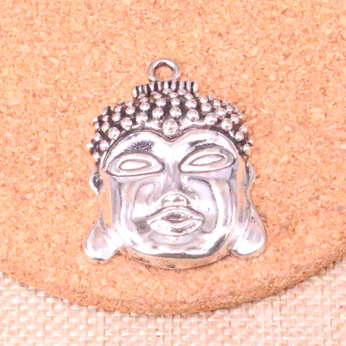 4 piezas de Cabeza de Buda, colgantes chapados en plata tibetana ...