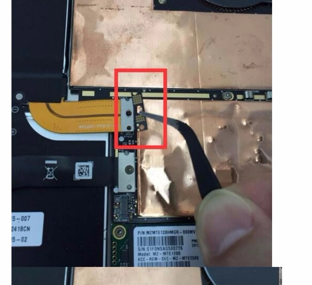 Bridge connector For Microsoft Surface Pro 3 (1631) between the battery ...