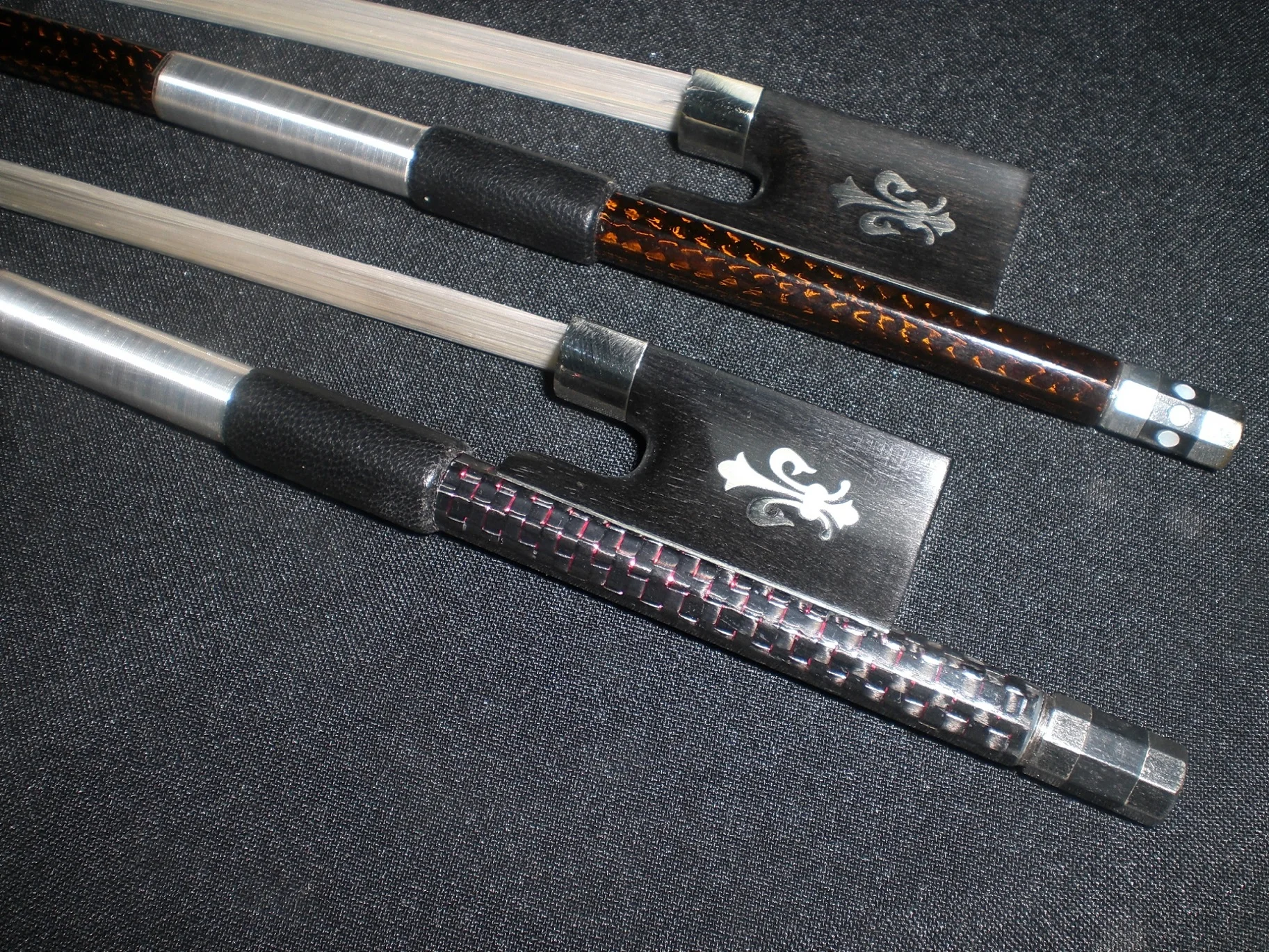 2 PCs High Quality Violin Bow Carbon Fiber bow 4/4 Ebony frog carved ...