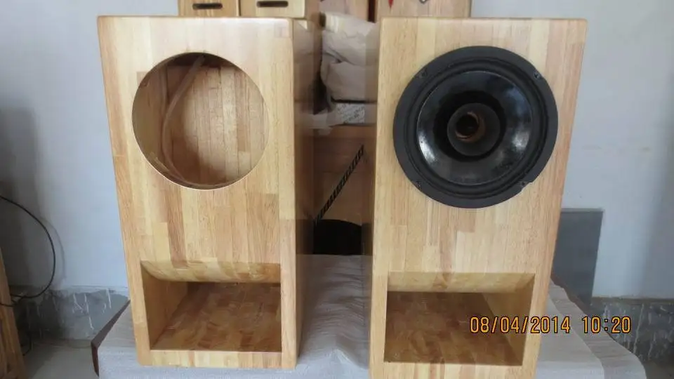 Transmission line enclosure speakers for computer