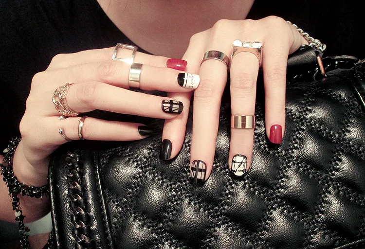 24 шт накладные ногти элегантные черные белые решетки линии шаблон Украшенные Короткие Леди