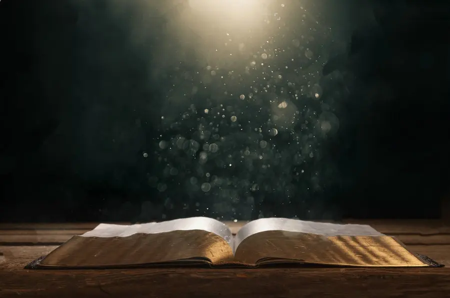 Kitab Suci Di Meja Studio Foto Latar Belakang Kain Vinil Komputer ...