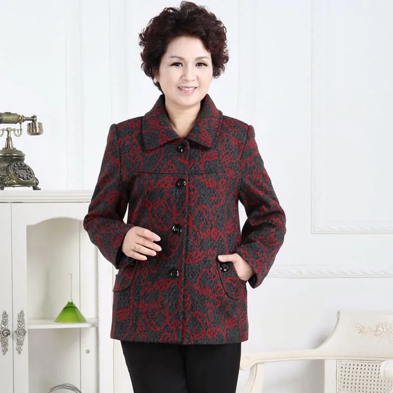 Primavera de las mujeres de mediana edad abrigo abuela cargado ropa ...