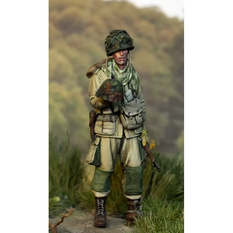 1/35 Resin Figure Model Kit Holding German Helmet Us Air Borne From ...