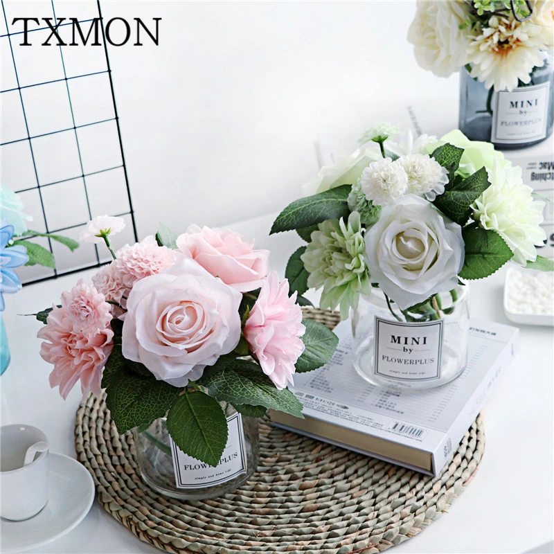 hiasan bunga atas meja makan - Hannah Lee