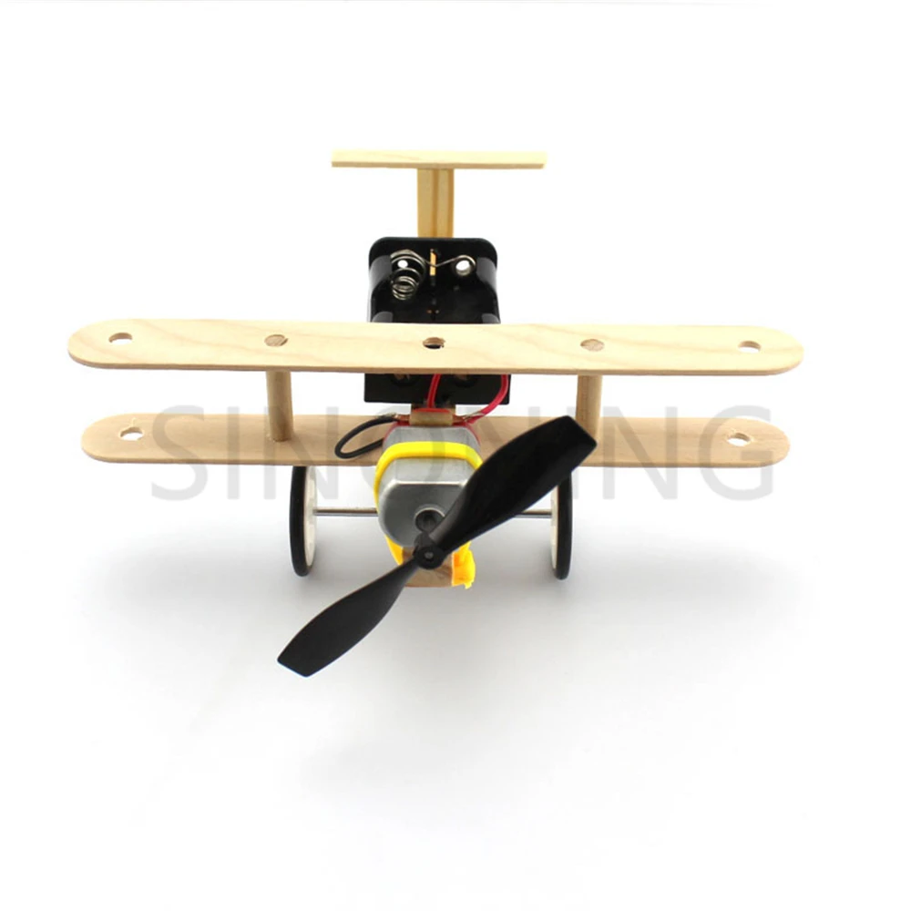 Wind power small aircraft taxiing airplane student hand makers make DIY ...