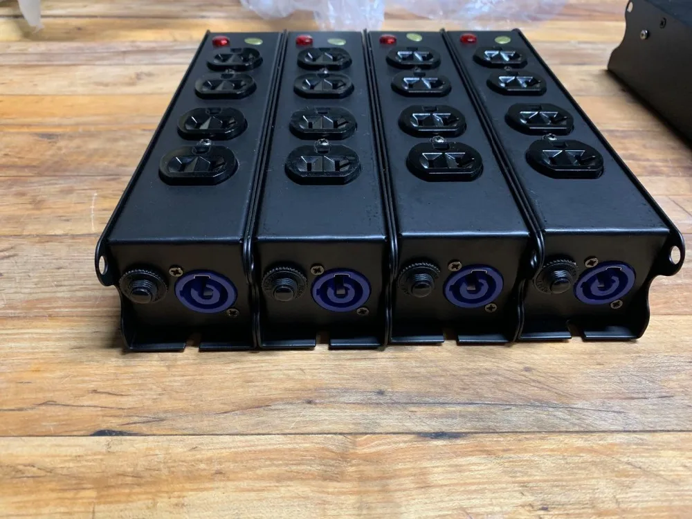 Boîte d'alimentation avec entrée et sortie powercon similaire à 1 ...